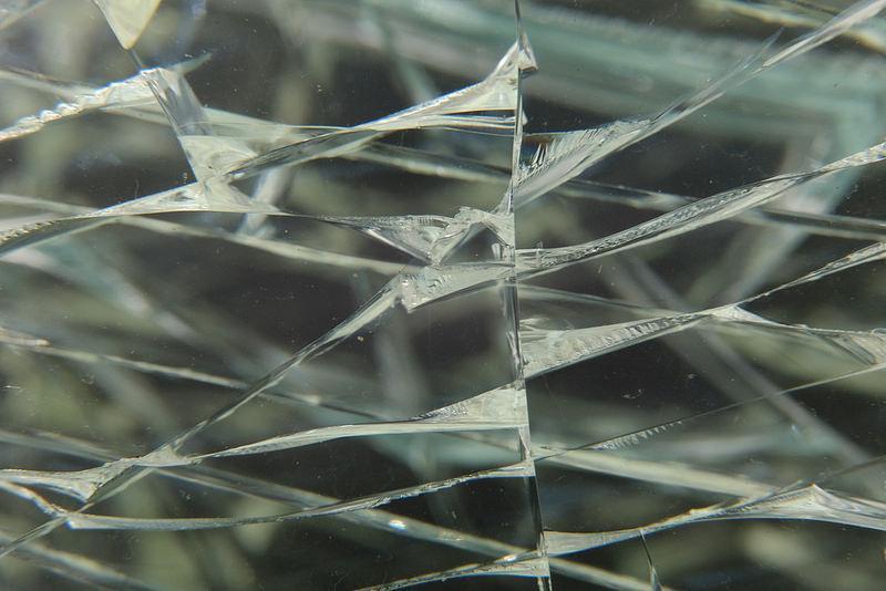 Specchio rotto: 6 RIMEDI per quando si rompe uno specchio