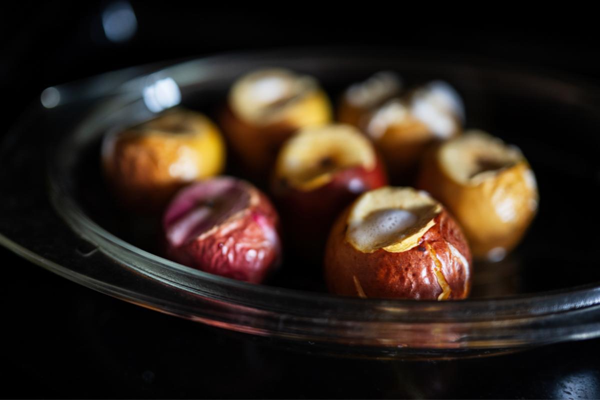 Come preparare mele cotte al microonde - Ricetta facile, velocissima e ...